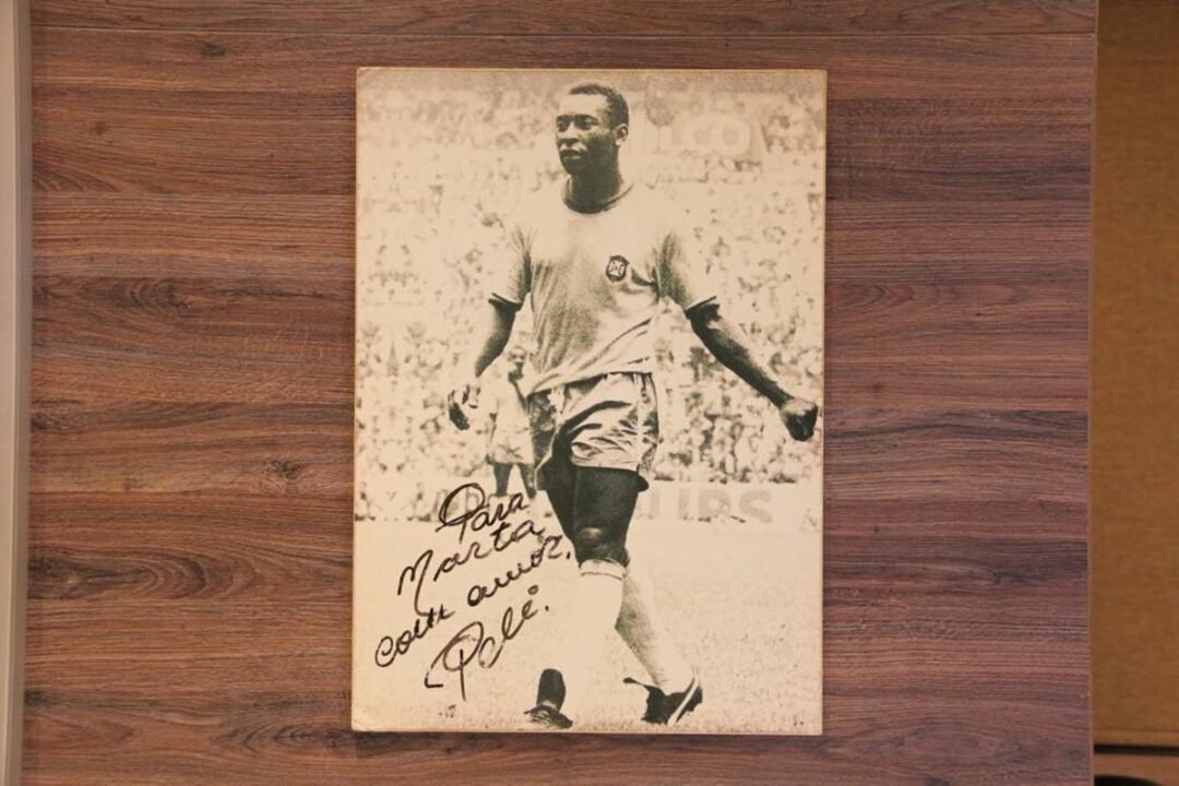 Rainha Marta guarda presente especial de Pelé em sua sala de troféus ...